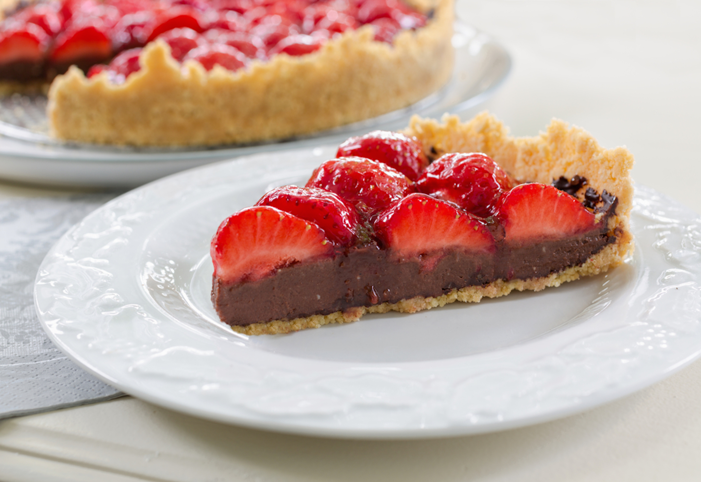 Video: No bake Oreo strawberry tart - Mouths of Mums