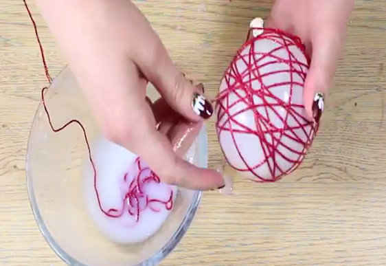 How to make gorgeous string Christmas baubles - Mouths of Mums